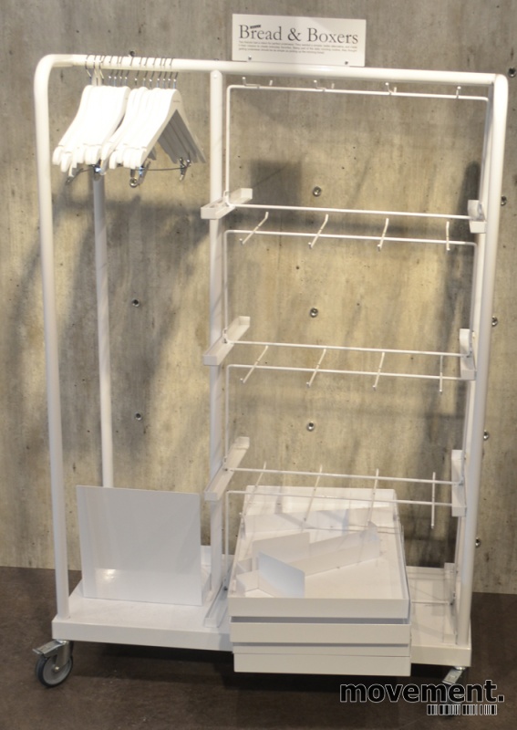 Solgt!Butikkinnredning til klesbutikk påhjul i hvitt med heng og pigger ...