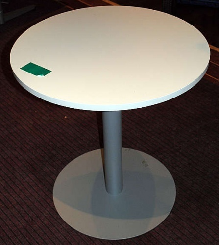 Solgt!Lite rundt bord med hvit plate Ø=70cm, pent brukt