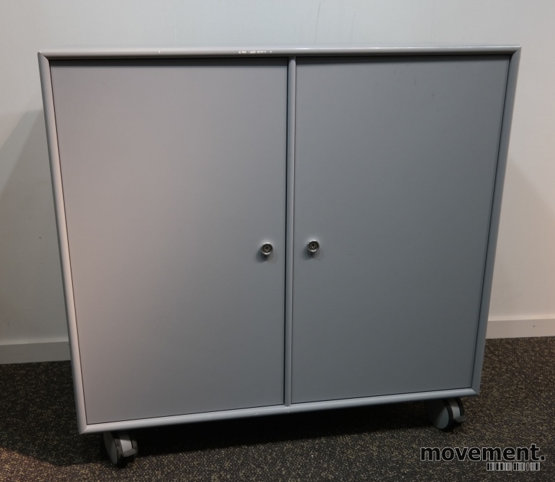 Solgt!Montana-reol på hjul, Contractserie i grått, 2 dører, 81,6cm ...