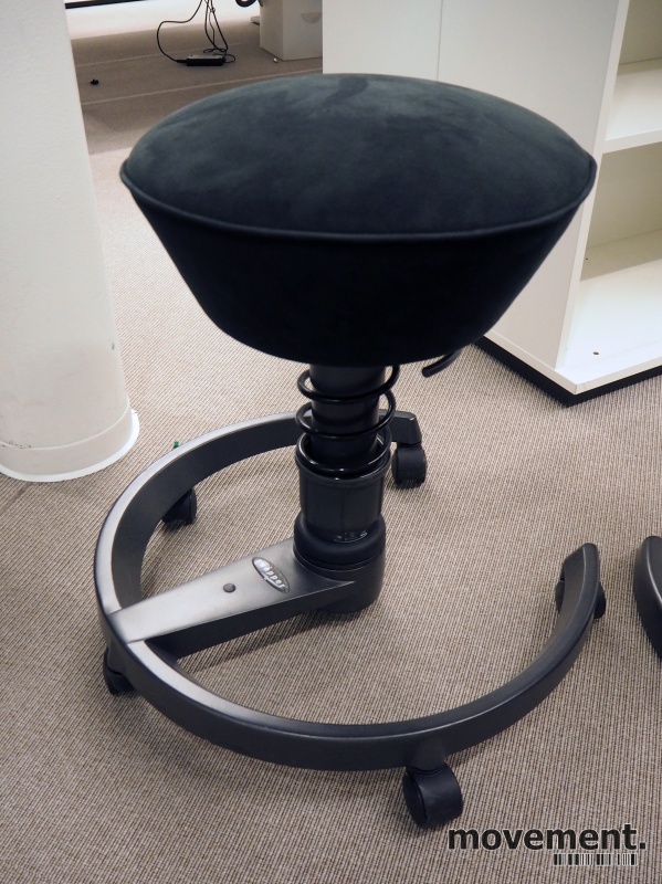 Solgt!Swopper ergonomisk stol i sortmikrofiberstoff på hjul, pent brukt