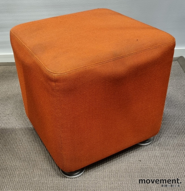 Solgt!Liten kube-puff / sittepuff fraSteelcase i rødt stoff, B Free ...