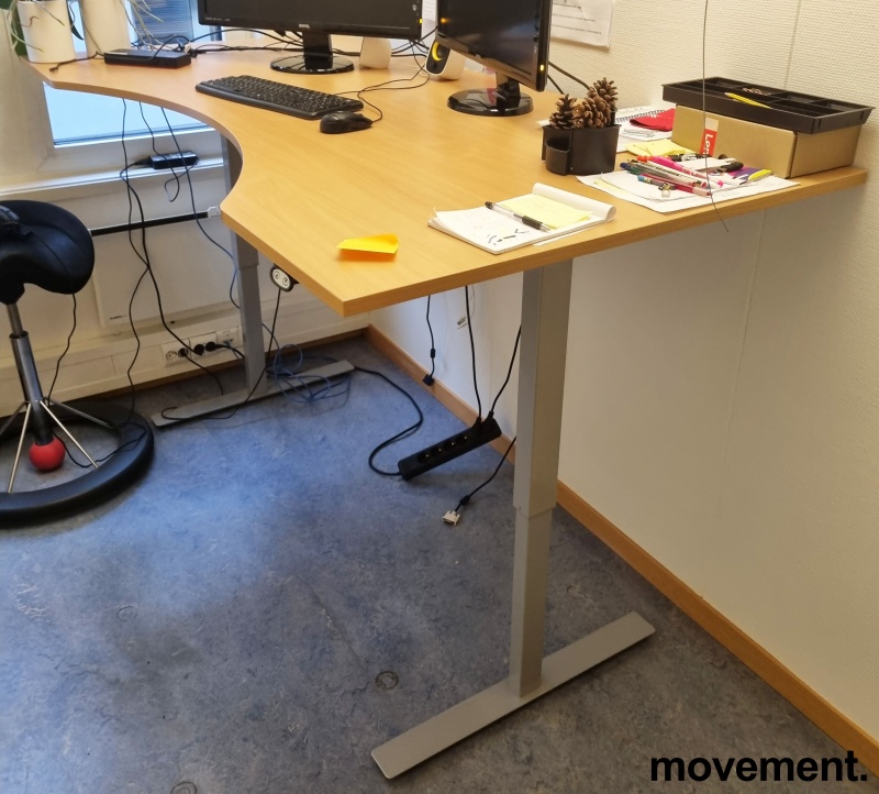 Solgt!Skrivebord med elektrisk hevsenkfra AJ Produkter i bøk laminat ...