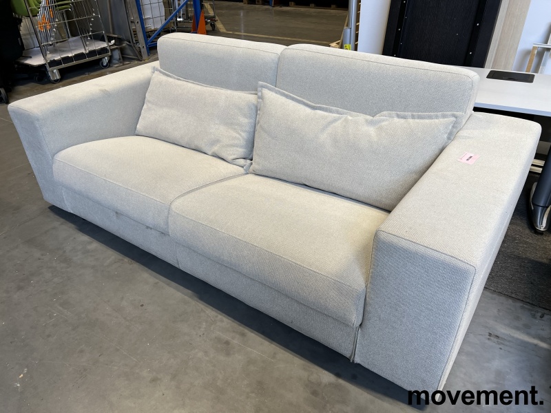 Solgt!3-seter sofa i lyst grått stoff fraGrassoler, bredde 220cm, pent ...