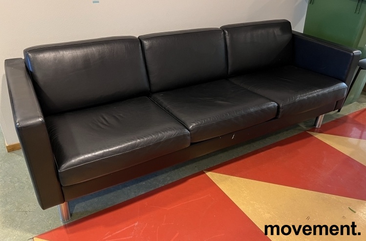 Solgt!3-seter sofa i sort skinn, bredde220cm, pent brukt