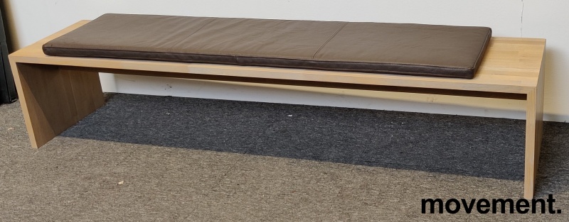 Solgt!Sittebenk / krakk i eik, sitteputei skinn , bredde 220cm, pent brukt