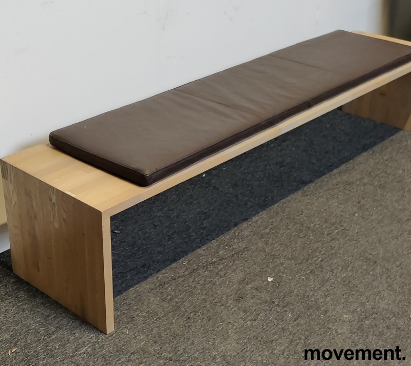 Solgt!Sittebenk / krakk i eik, sitteputei skinn , bredde 220cm, pent brukt