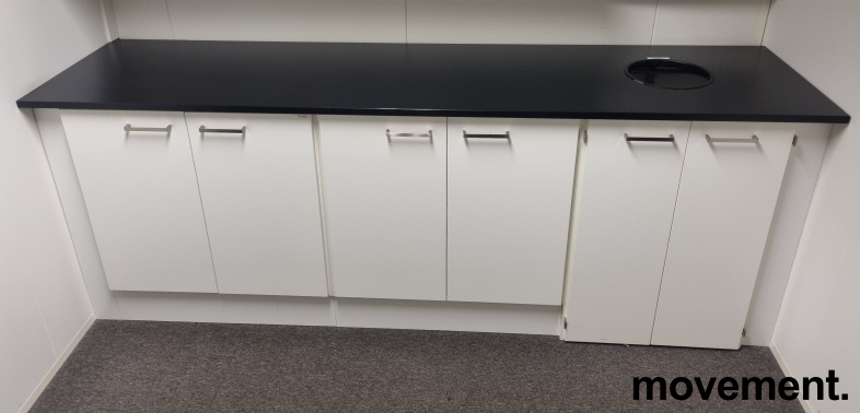 Solgt!Postrom-innredning i hvitt, medsort benkeplate, skap for ...