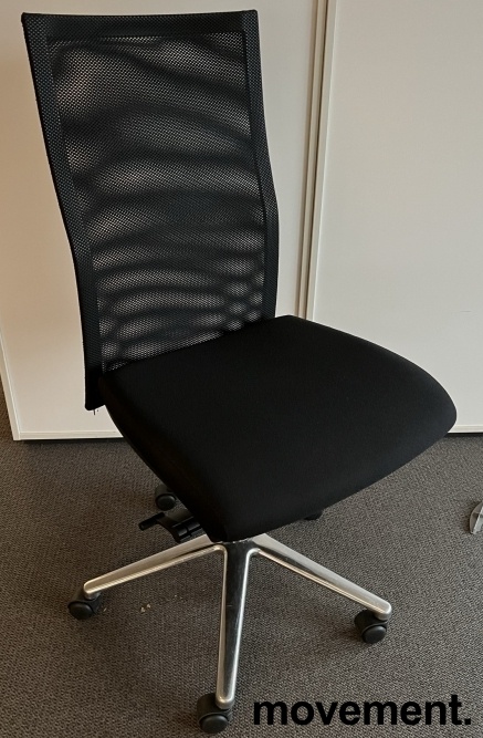 Solgt!Kontorstol i sort mesh / sort stofffra Sitland, pent brukt