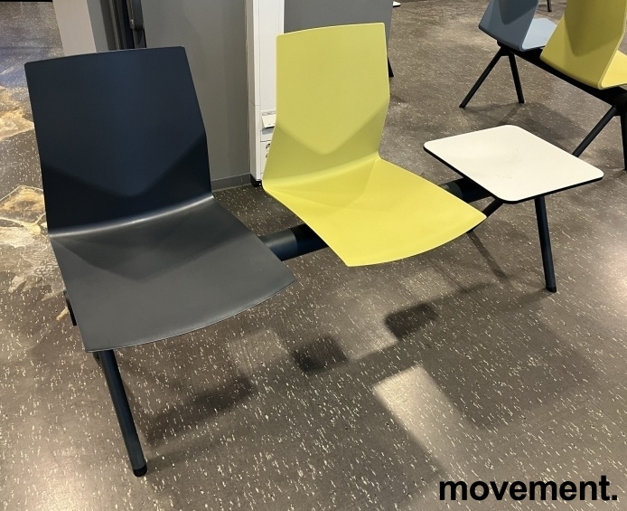 Solgt!Solid sittebenk fra FourDesign forventerom med 2 seter og bord i ...