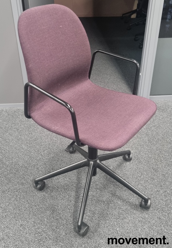 Solgt!EFG Archie konferansestol på hjulmed armlene i lilla stoff / sort ...