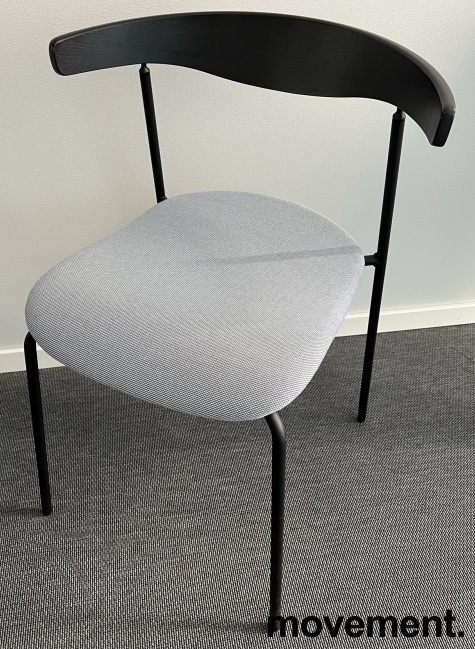 Konferansestol i sort eik / lystblått stoff fra Edsbyn, modell Hug ...