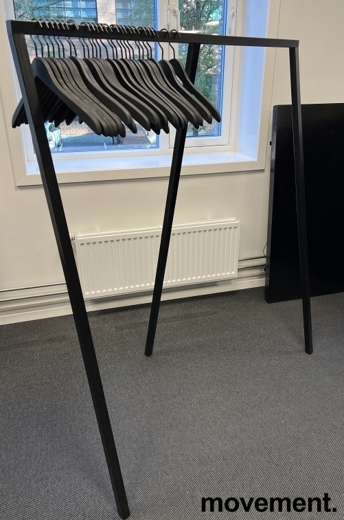 Solgt!Klesstativ / garderobestativ HAYLoop Stand i sort metall, bredde ...