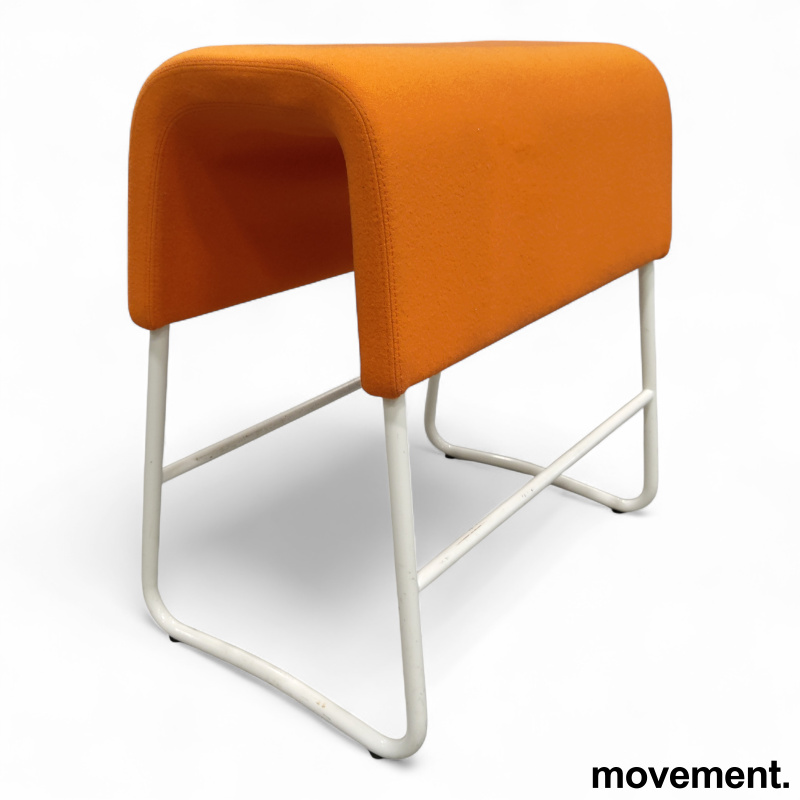 Plint barstol 60cm, lav Orangestoff hvitt understell, Pent brukt